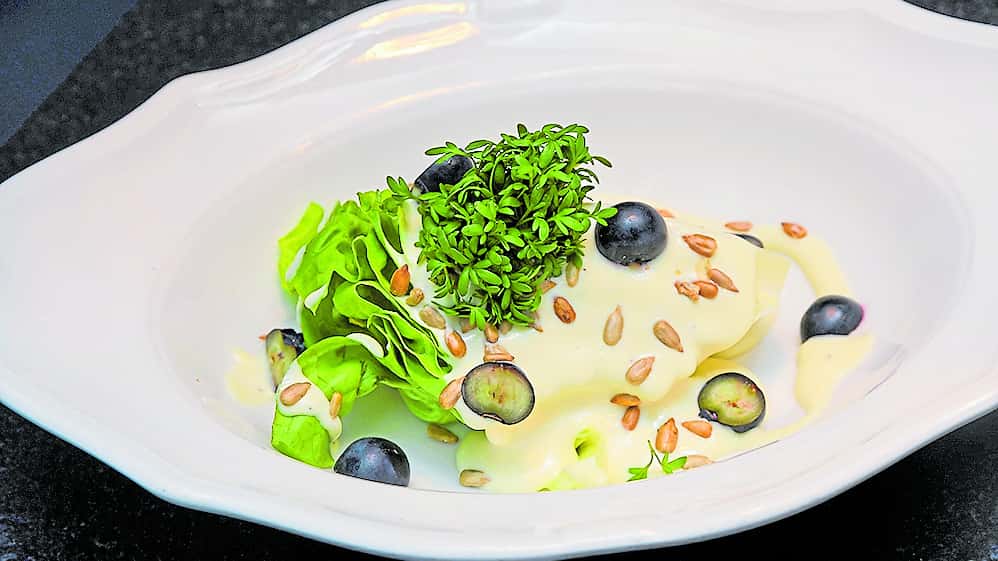 Westfälischer Blattsalat mit Schmand und Blaubeeren